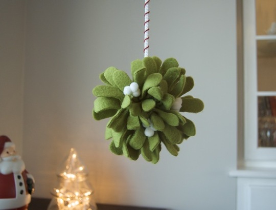Mistletoe Kissing Ball – Home and Garden